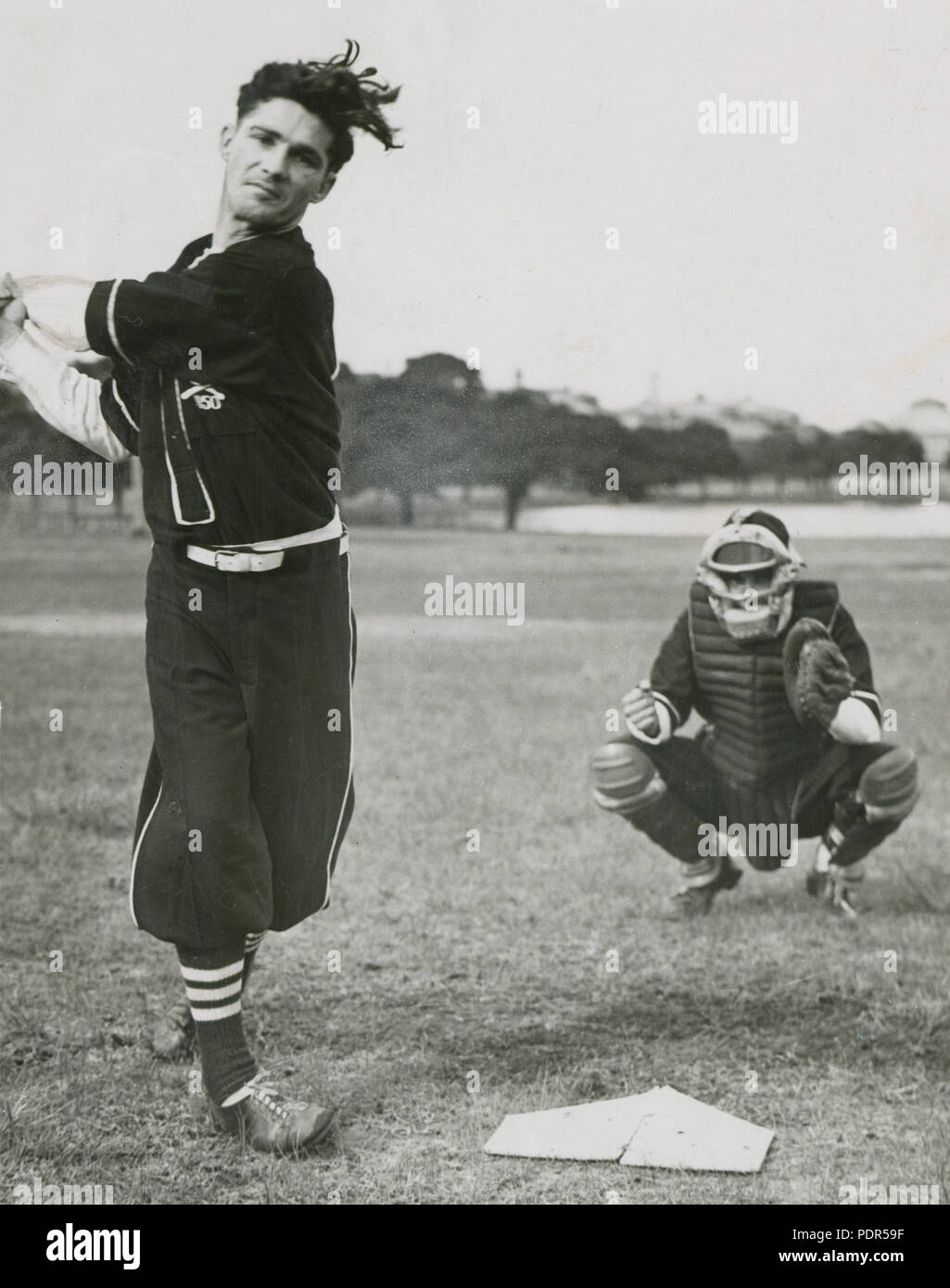 88 Neil Harvey batting 1950 Stock Photo - Alamy