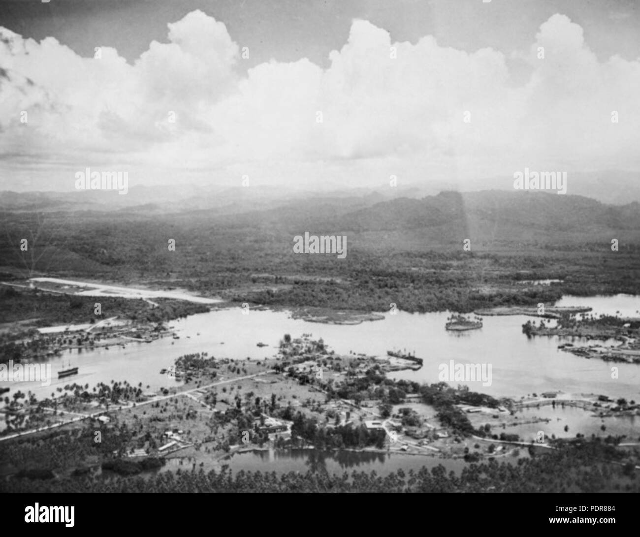 October war memorial Black and White Stock Photos & Images - Alamy