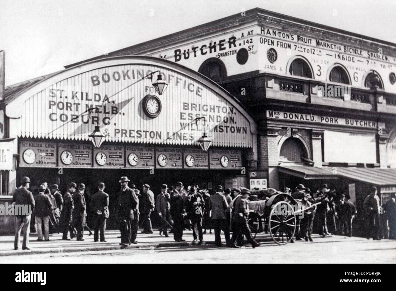 Historical victorian train station flinders hi-res stock photography ...