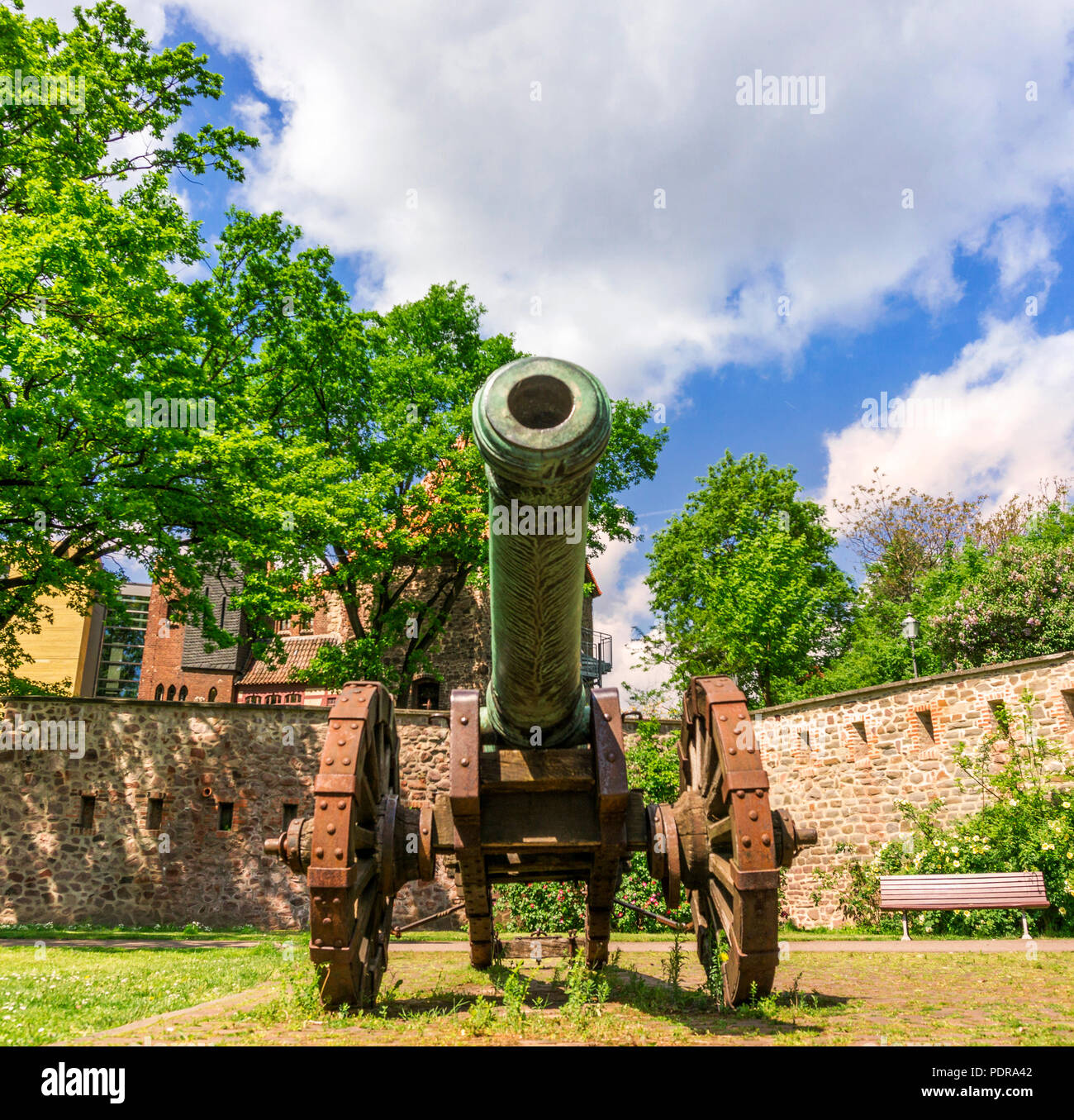 Schwarzpulver kanone mittelalter hi-res stock photography and images ...