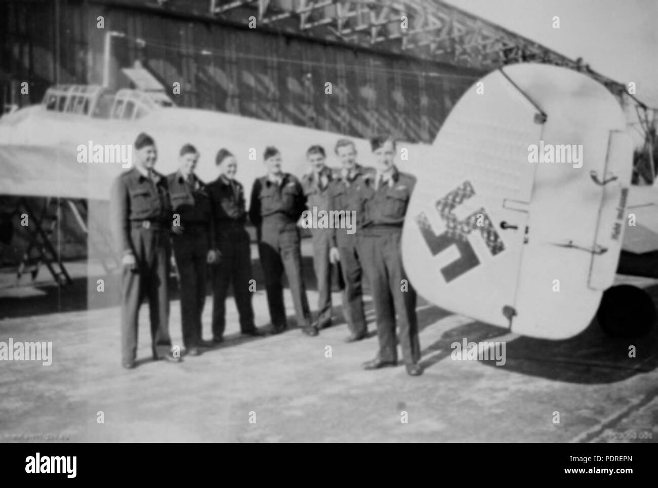 123 RAAF 462 Sqn crew with Me 110 of W Schnaufer 1945 Stock Photo - Alamy