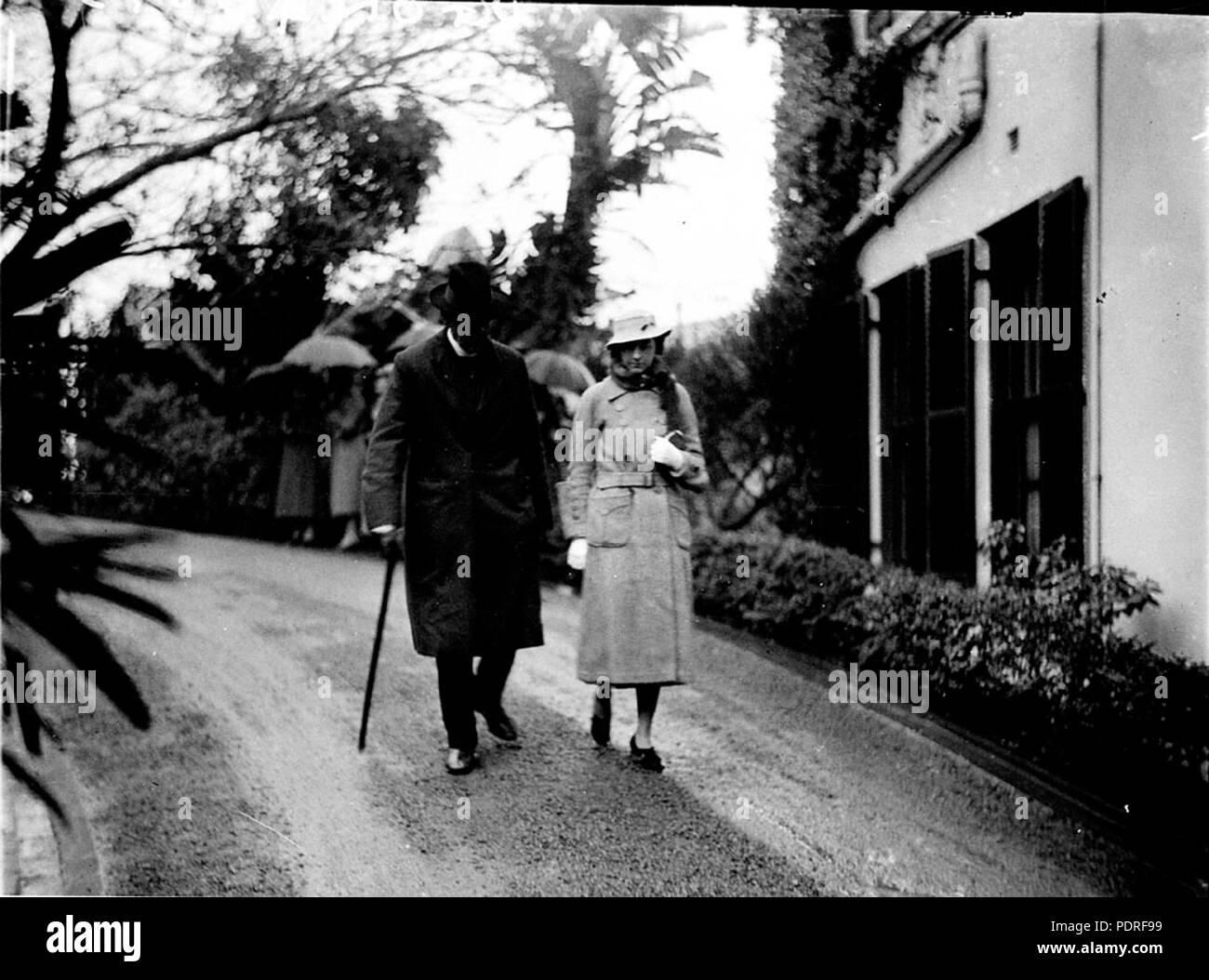 131 SLNSW 10222 Guests arrive in top hats and pouring rain Stock Photo ...