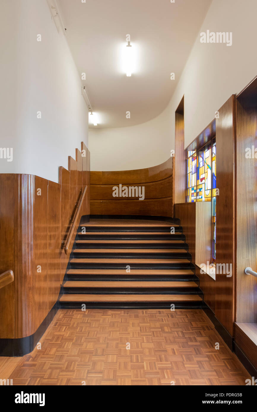 1926 von Piet Kramer erbaut, Treppenhaus mit Fenster von L. Visser ...