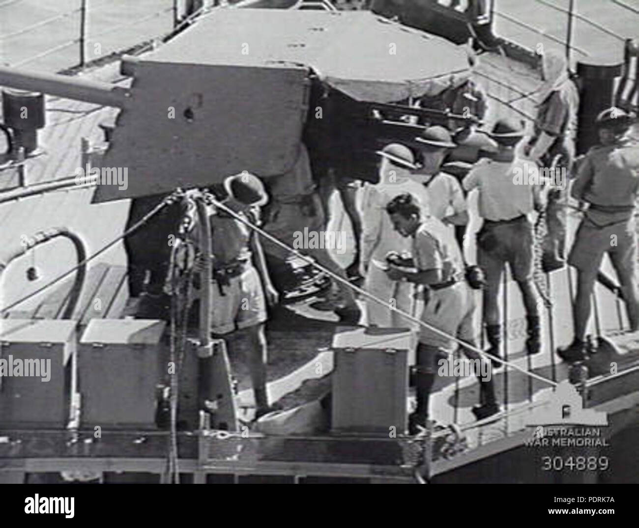 99 QF 4 inch Mk IV gun on HMAS Wilcannia AWM 304889 Stock Photo - Alamy