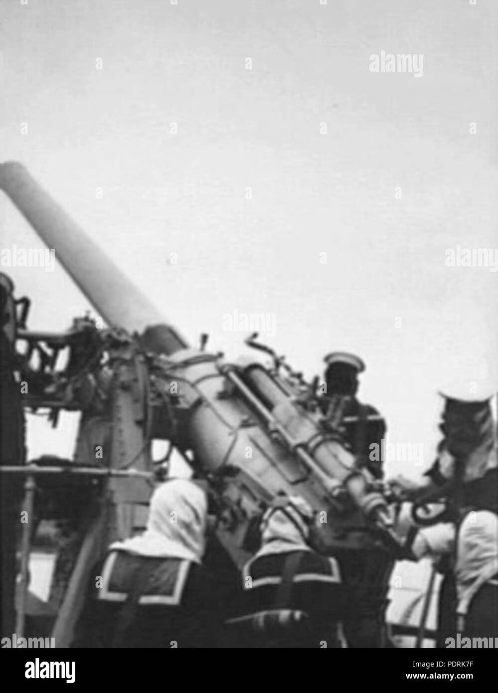 99 QF 4 inch Mk V naval gun WWII AWM P00444.155 Stock Photo - Alamy