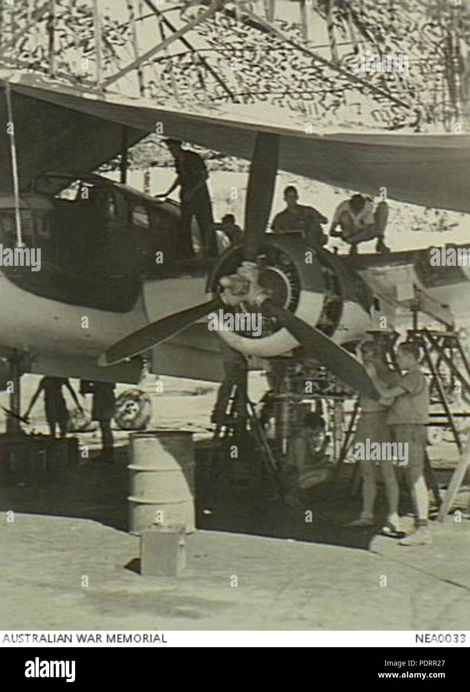 129 Servicing 7 Squadron RAAF Beaufort WWII AWM NEA0033 Stock Photo - Alamy