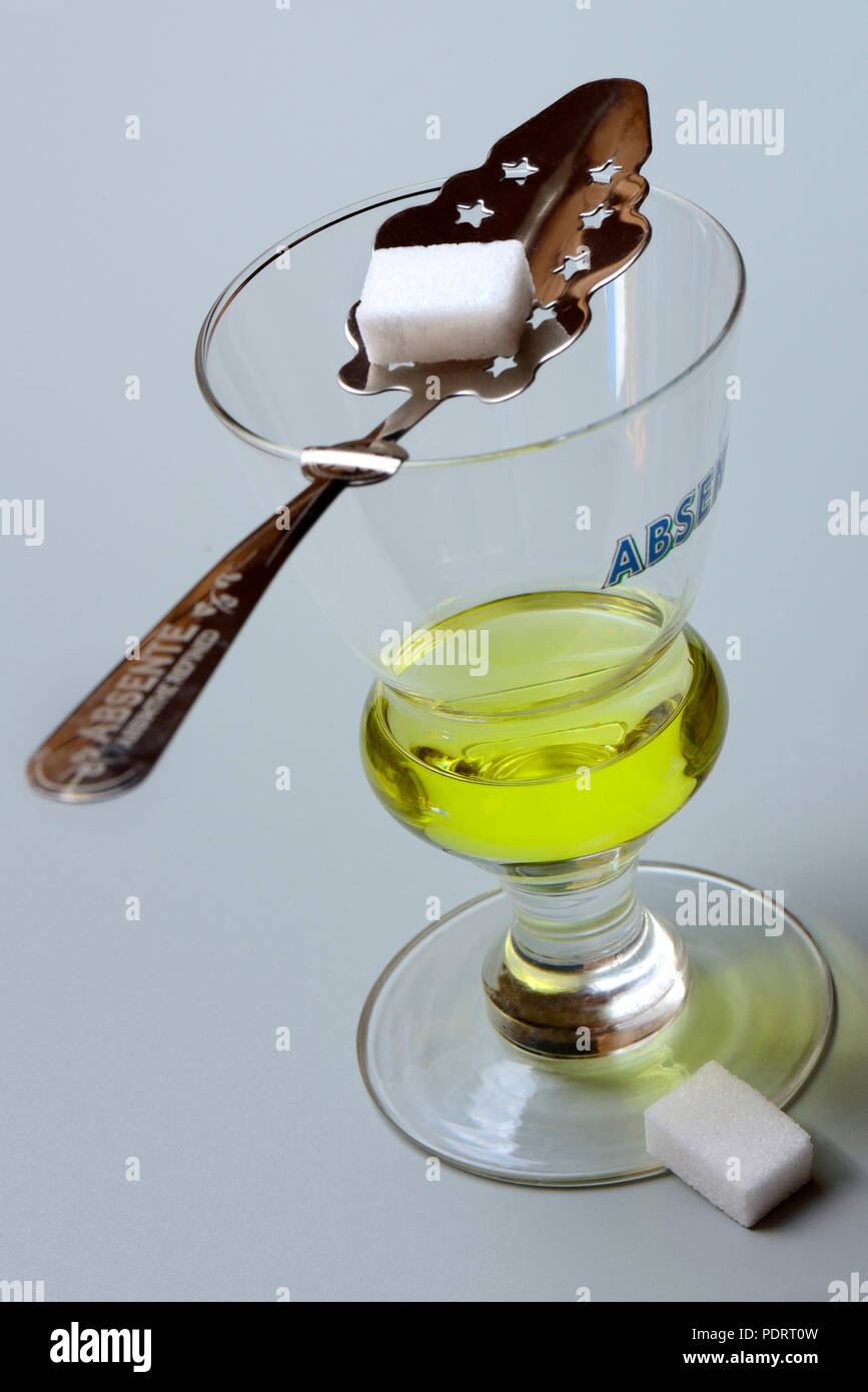 Glas Absinth mit Absinthloeffel und Wuerfelzucker, Gruene Fee Stock ...