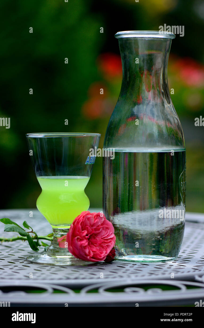 Glas Absinth mit Wasserkaraffe, Gruene Fee Stock Photo - Alamy