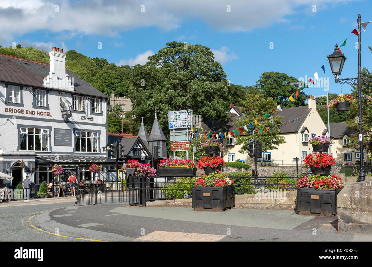 Llangollen town centre hi-res stock photography and images - Alamy