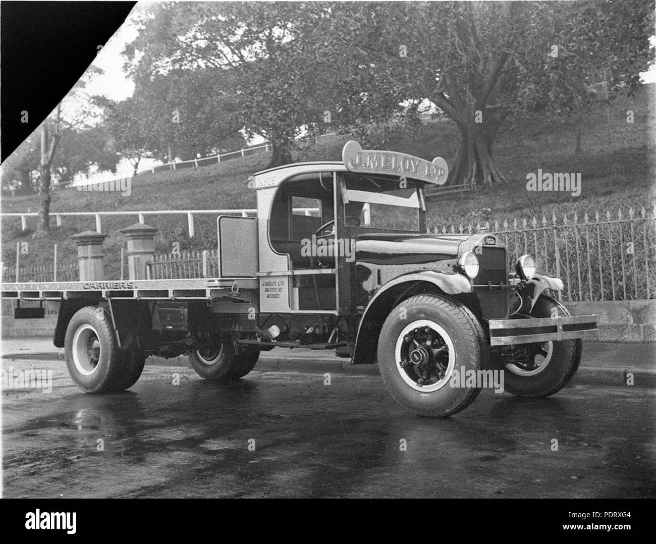 White commercial vehicles hi-res stock photography and images - Alamy