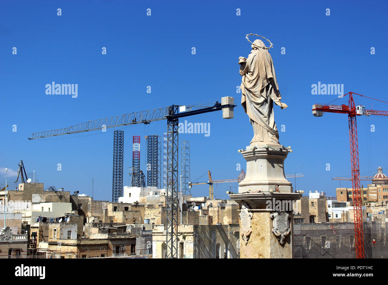Construction Statue Crane High Resolution Stock Photography and Images ...
