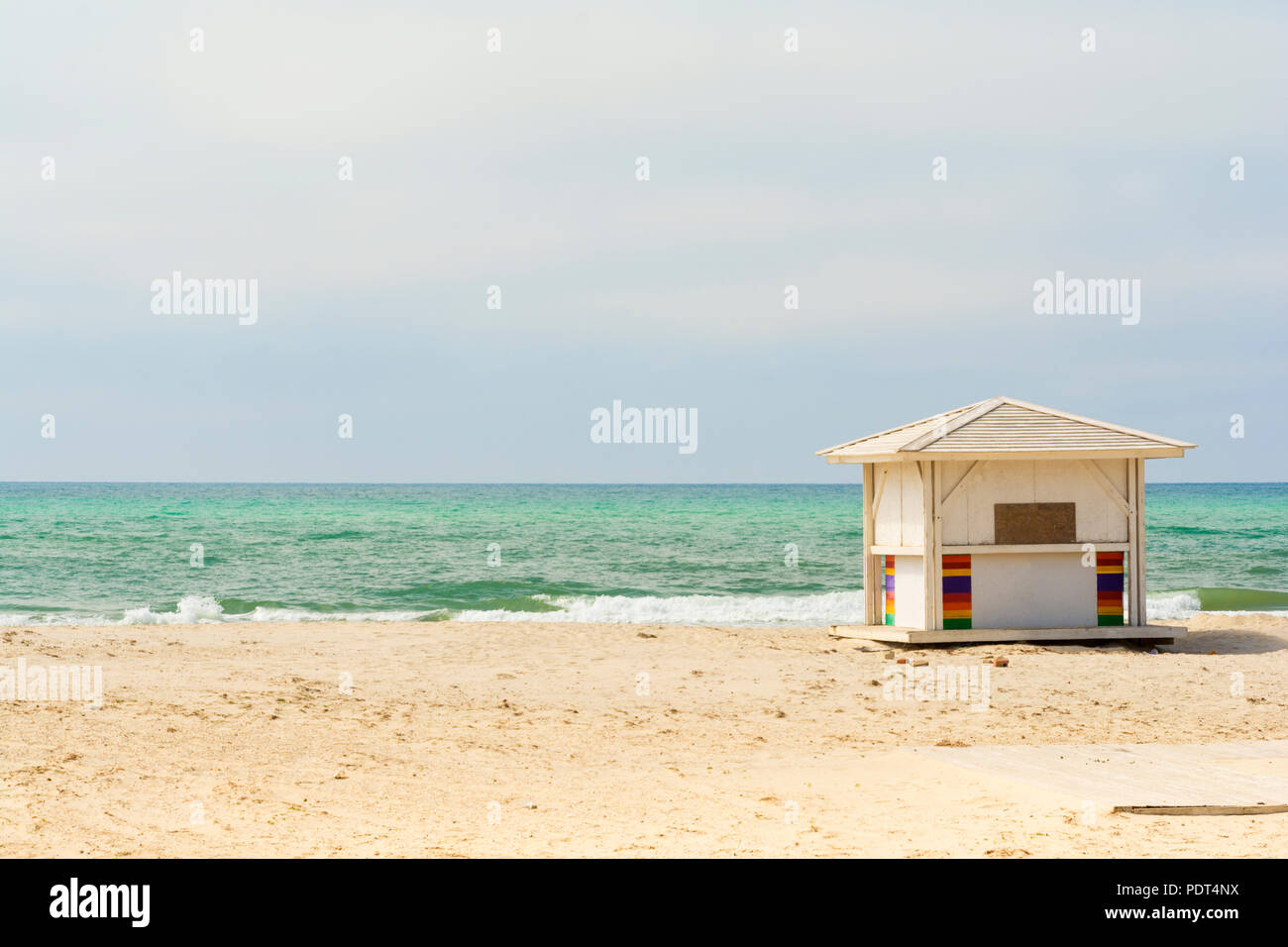 Ocean background. Empty beach. White beach huts next to the sea Stock ...