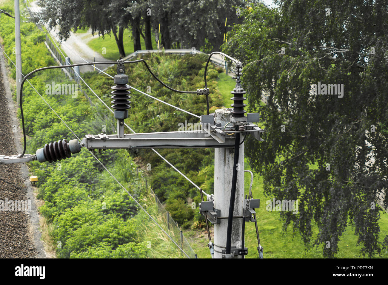 Current collector and insulator for the overhead contact line of an ...