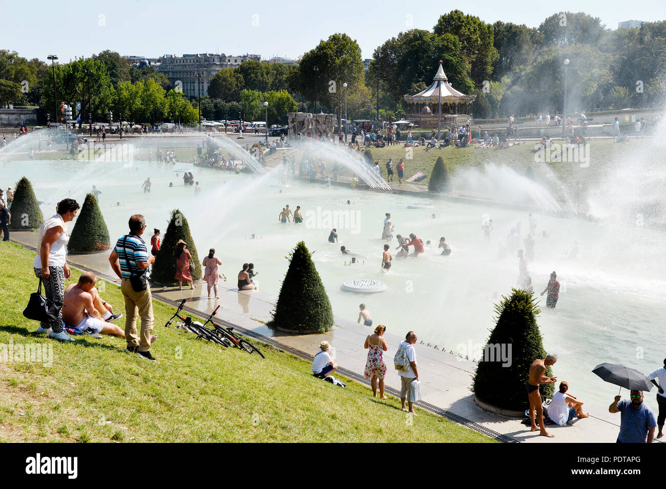 Heat wave in Paris - Trocadéro - Paris - France Stock Photo - Alamy