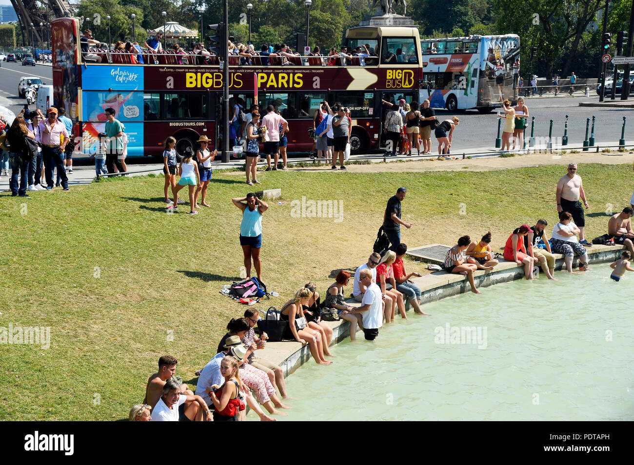Heat wave in Paris - Trocadéro - Paris - France Stock Photo - Alamy