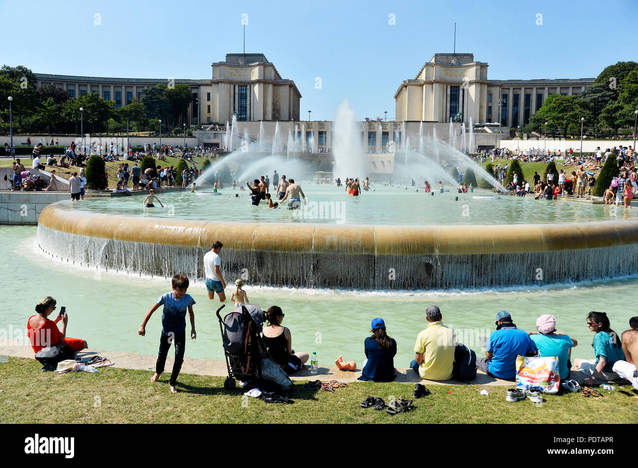 Heat wave in Paris - Trocadéro - Paris - France Stock Photo - Alamy