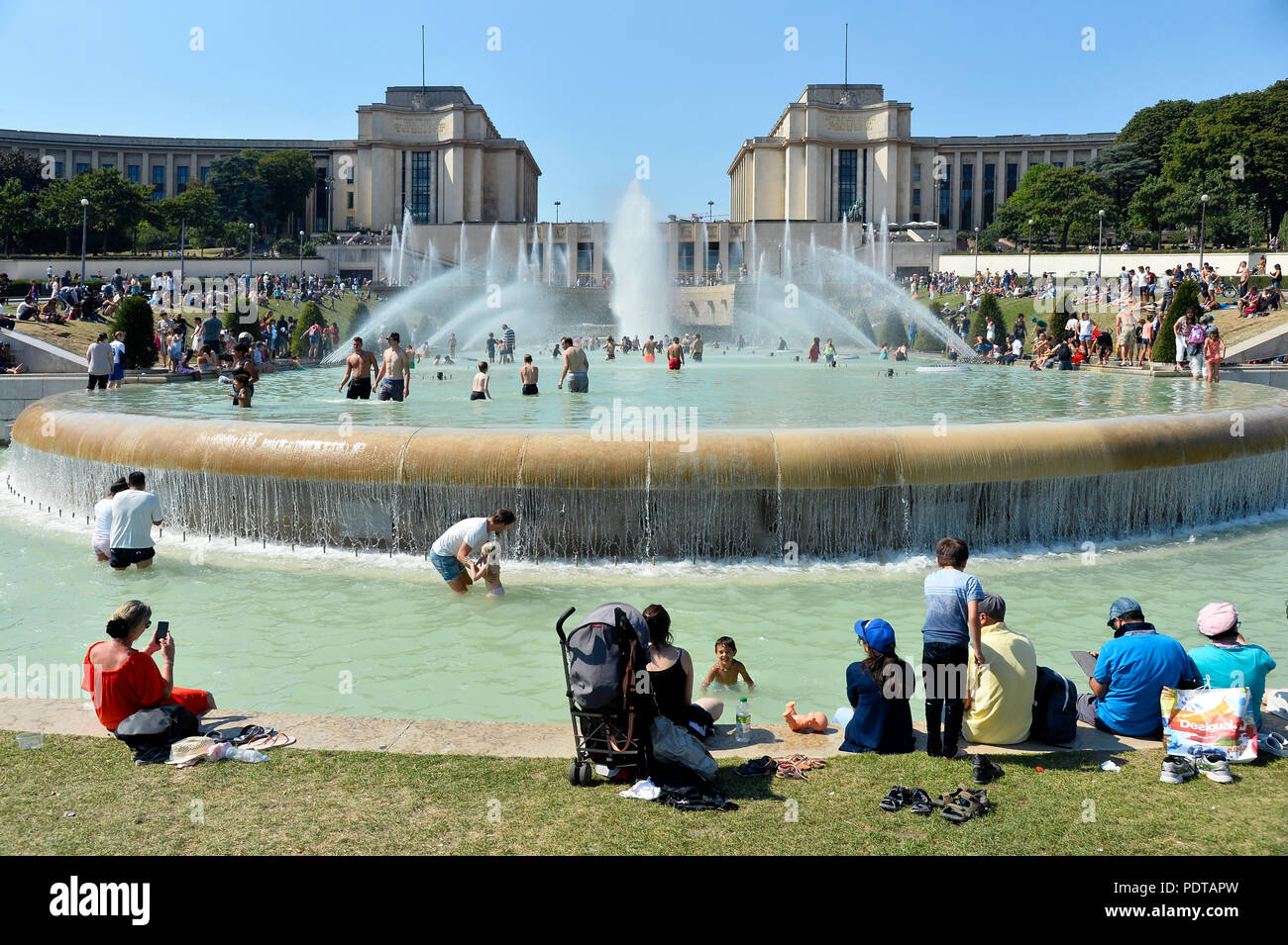 Heat wave in Paris - Trocadéro - Paris - France Stock Photo - Alamy