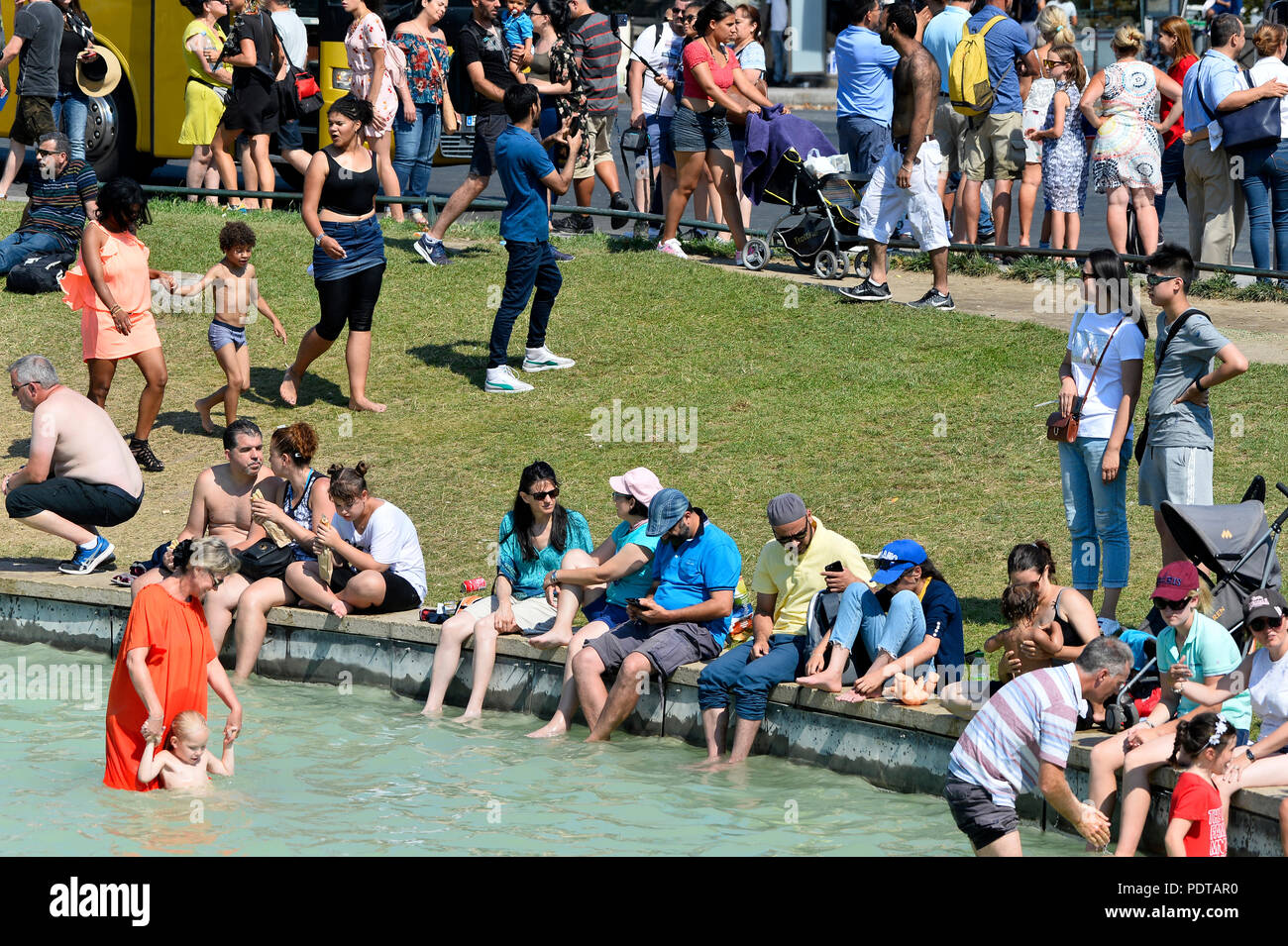 Heat wave in Paris - Trocadéro - Paris - France Stock Photo - Alamy