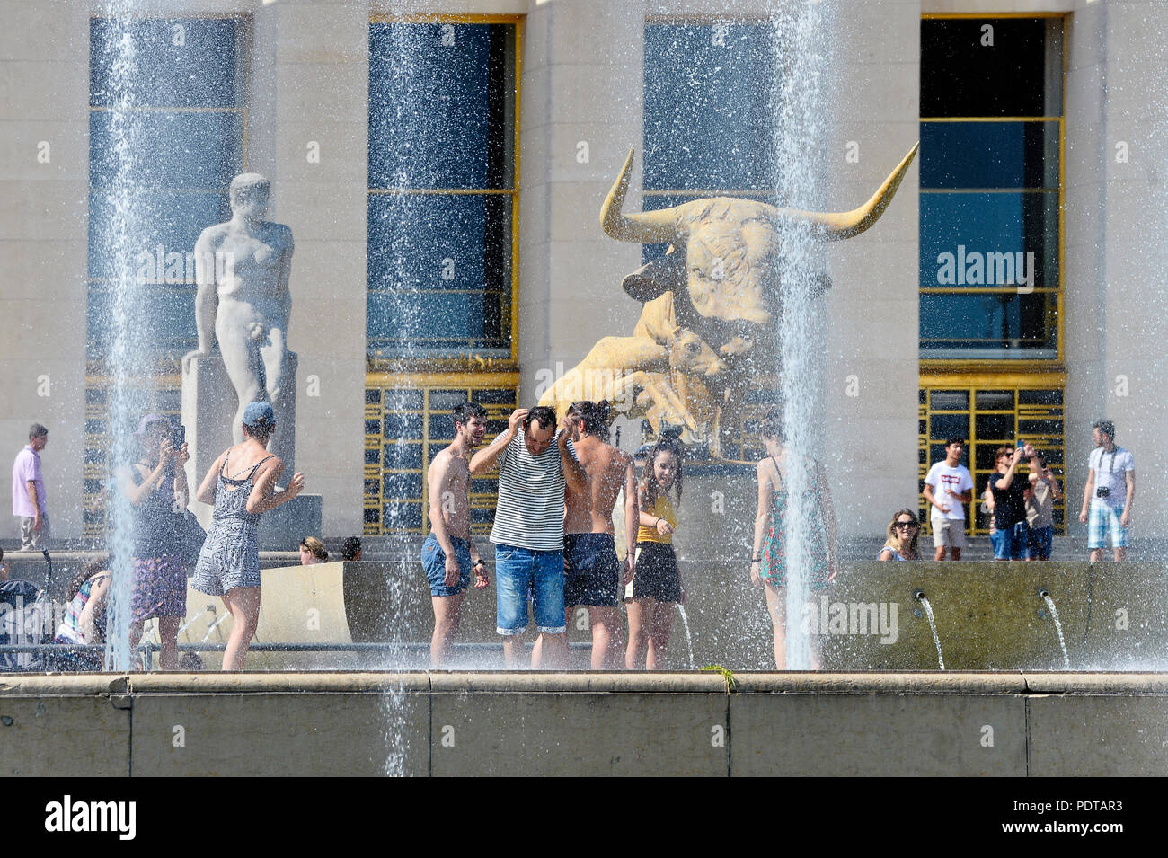 Heat wave in Paris - Trocadéro - Paris - France Stock Photo - Alamy