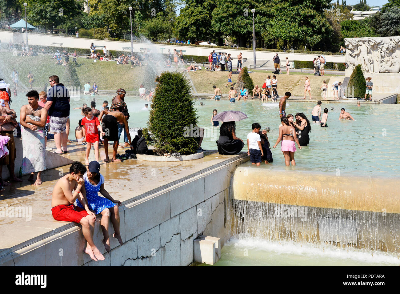 Heat wave in Paris - Trocadéro - Paris - France Stock Photo - Alamy