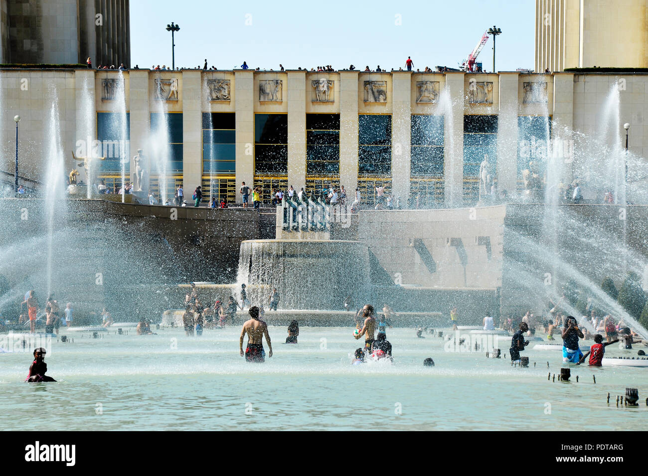 Heat wave in Paris - Trocadéro - Paris - France Stock Photo - Alamy