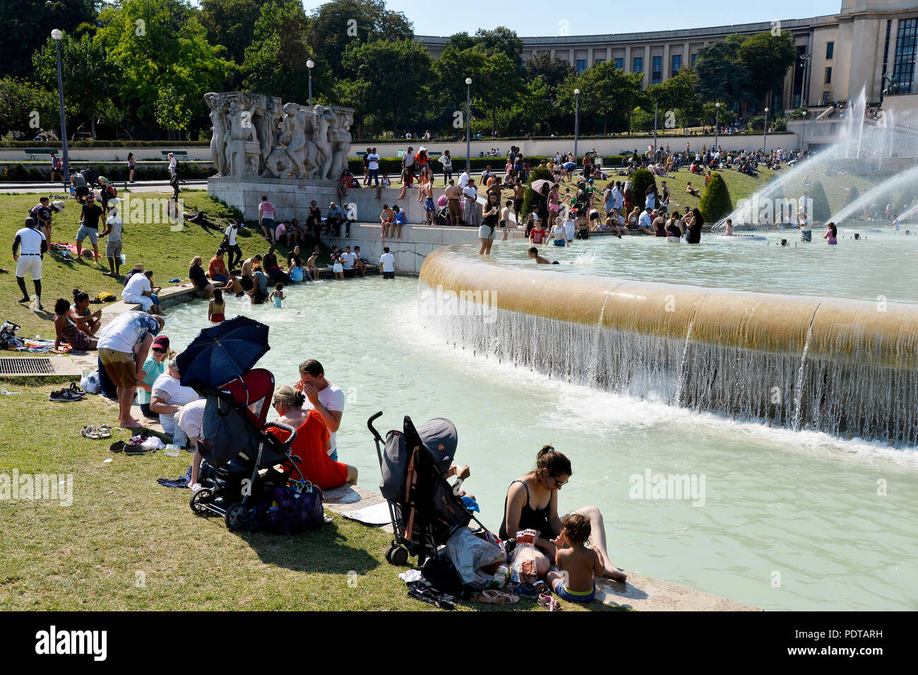 Heat wave in Paris - Trocadéro - Paris - France Stock Photo - Alamy