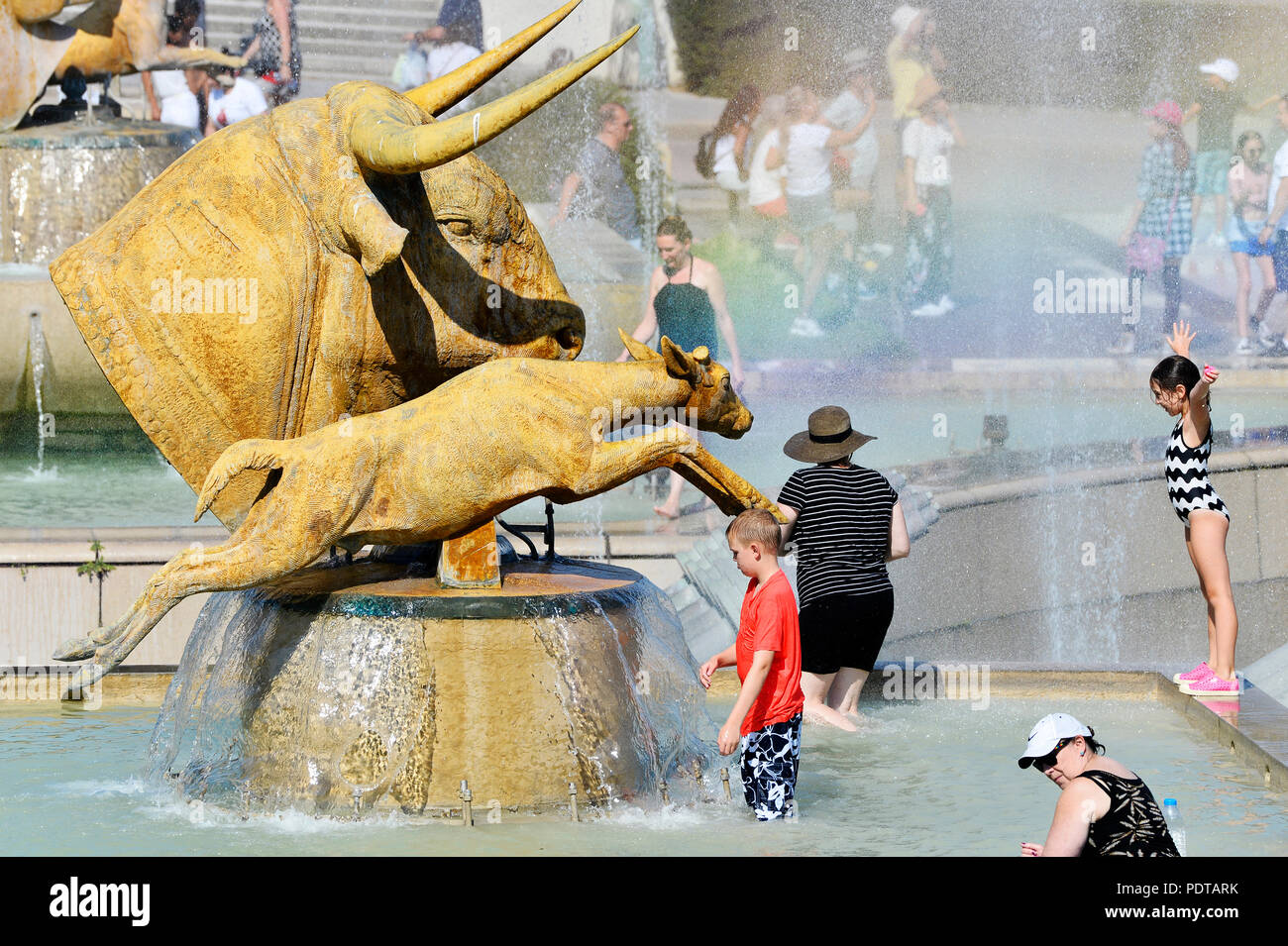 Heat wave in Paris - Trocadéro - Paris - France Stock Photo - Alamy