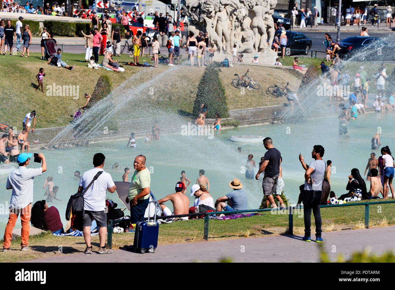 Heat wave in Paris - Trocadéro - Paris - France Stock Photo - Alamy