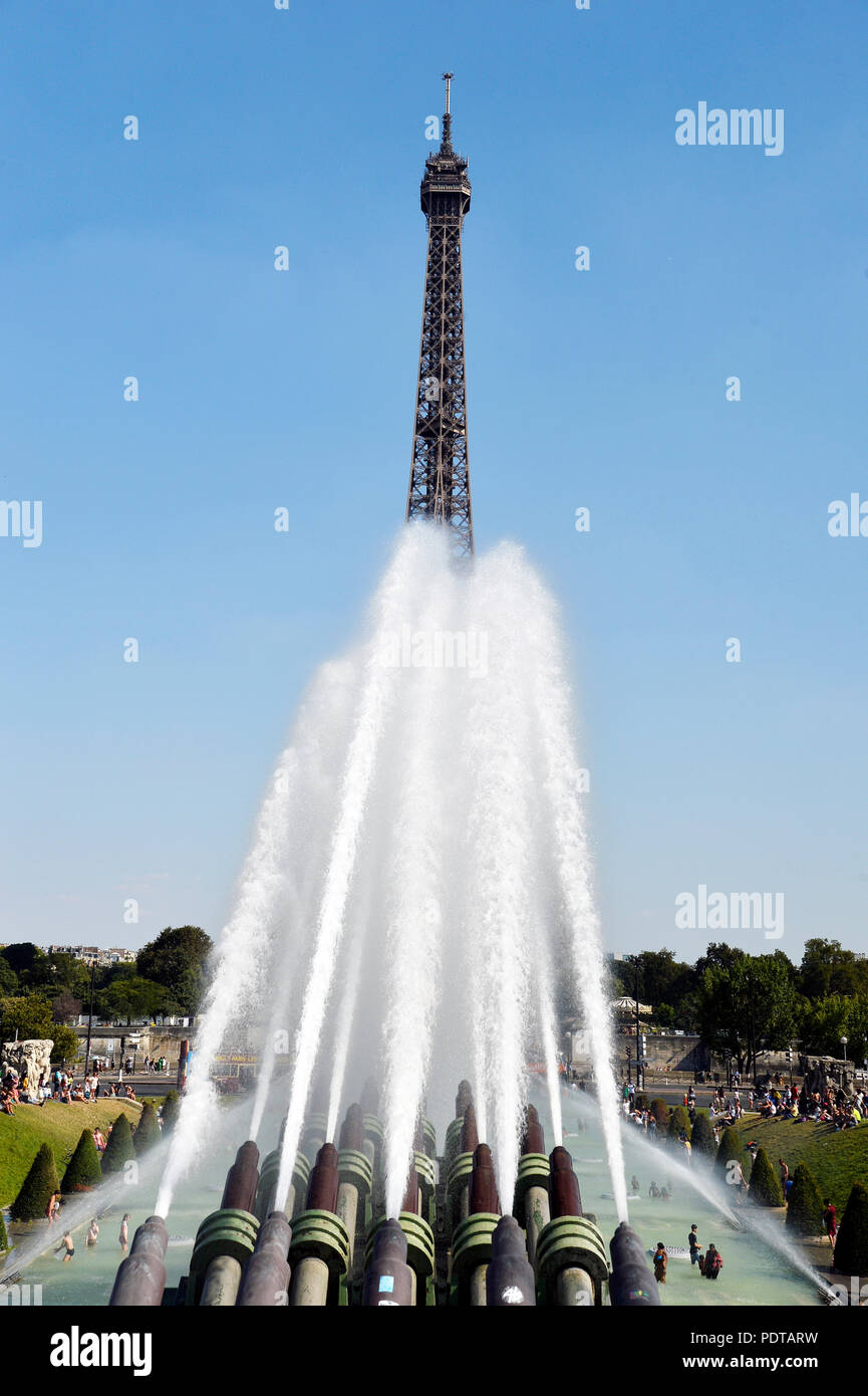 Heat wave in Paris - Trocadéro - Paris - France Stock Photo - Alamy