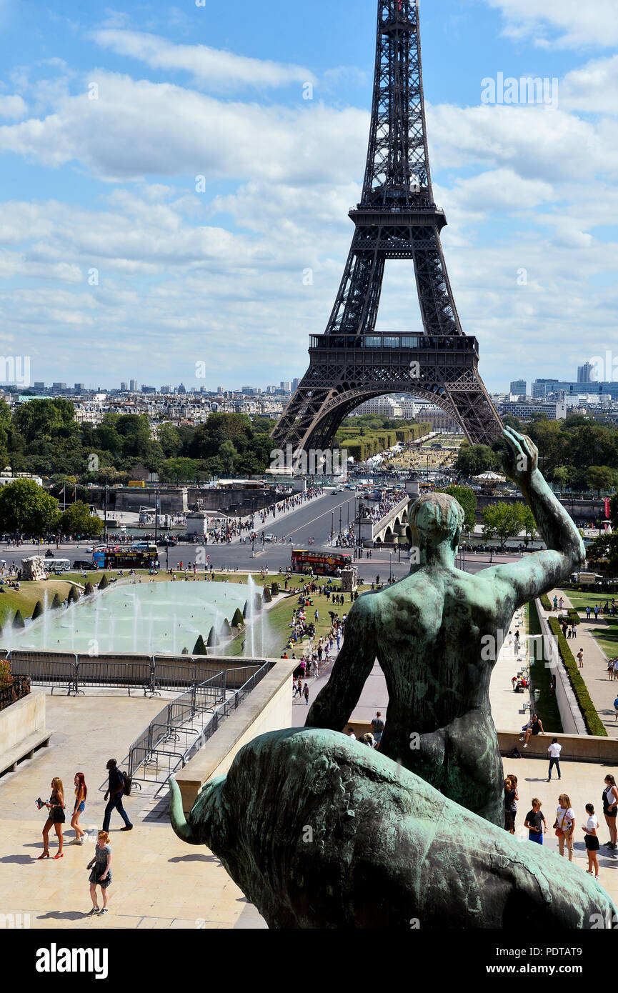 Heat wave in Paris - Trocadéro - Paris - France Stock Photo - Alamy