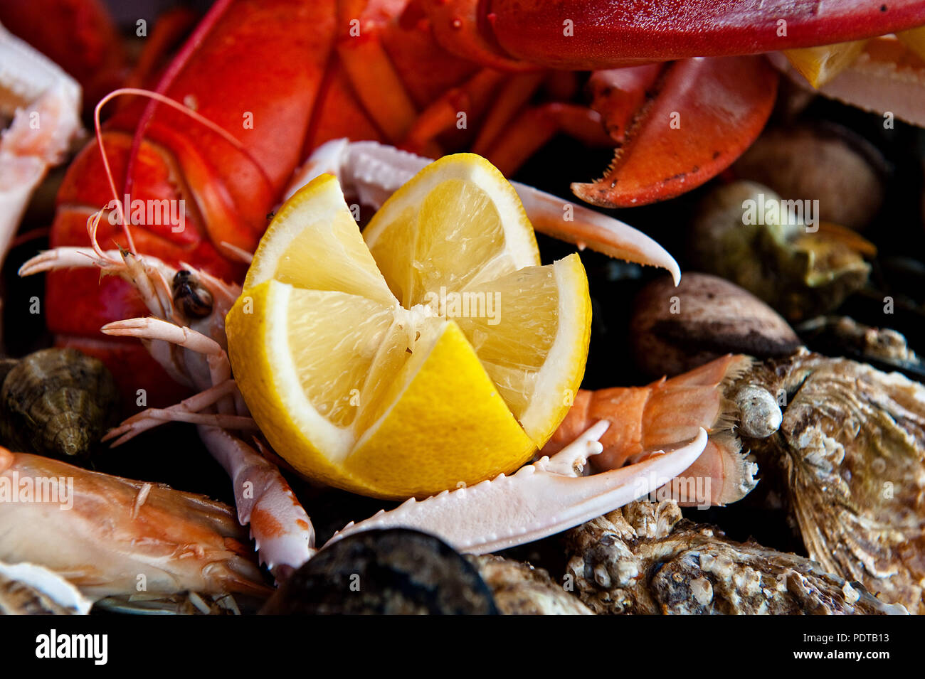 Lemon on seafood at a market stall Stock Photo - Alamy