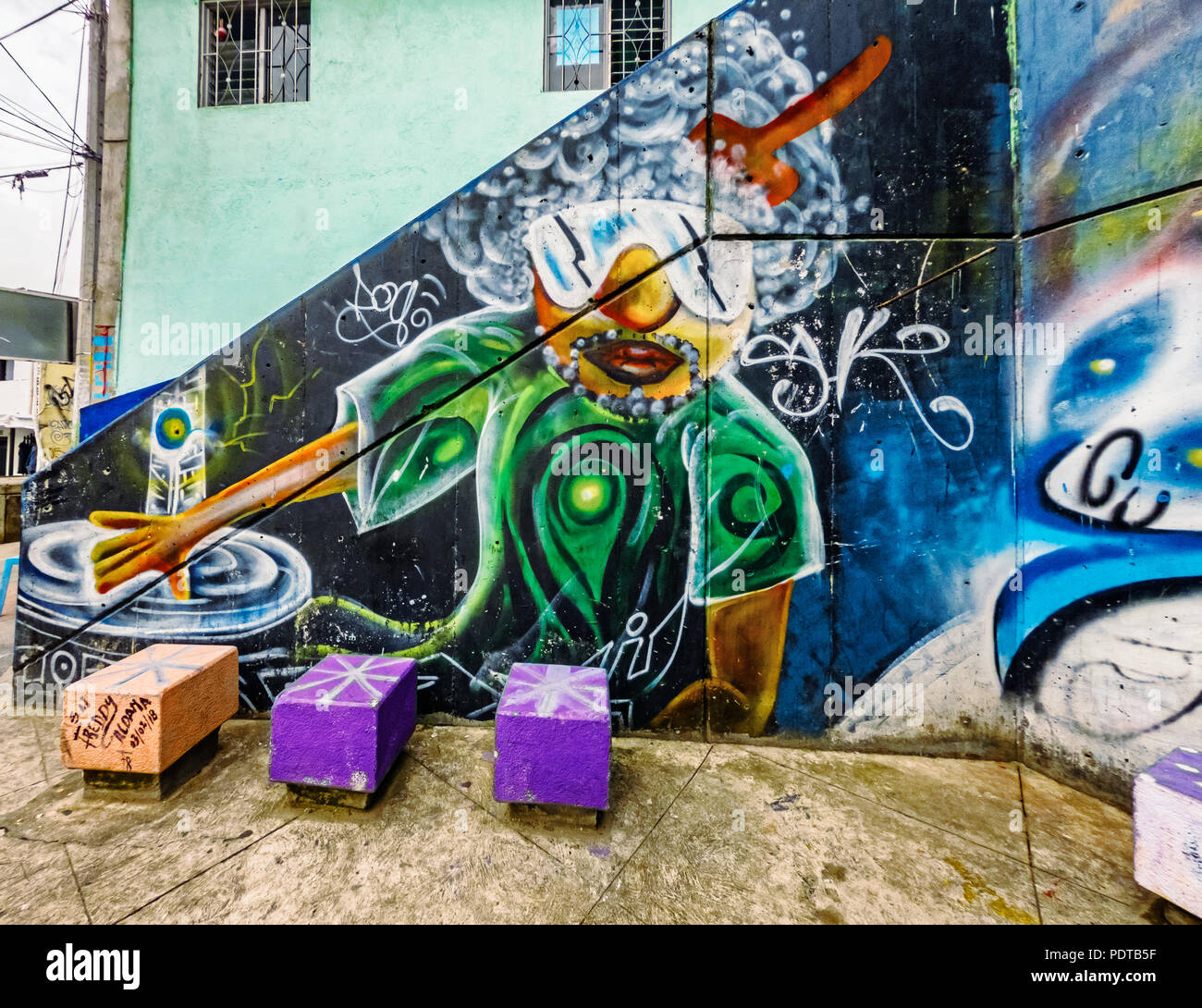 Comuna 13 graffiti tour hi-res stock photography and images - Alamy