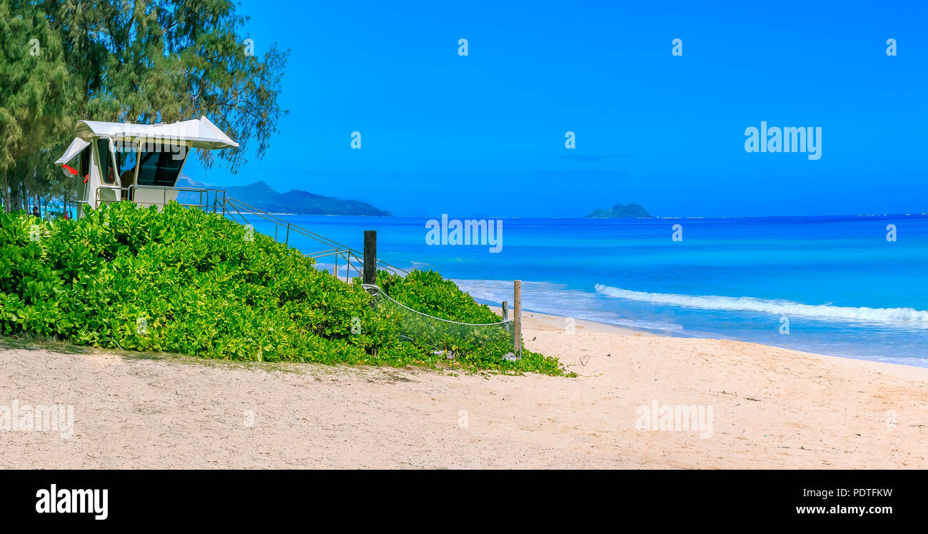 Tropical sandy beach with a volcano crater in the background in Oahu ...