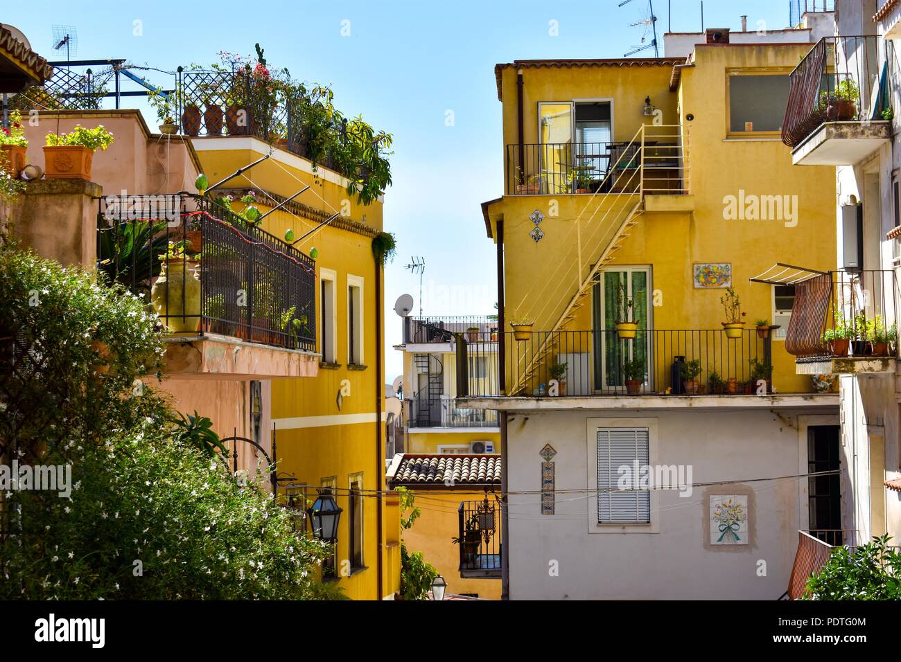 Taormina houses hi-res stock photography and images - Alamy