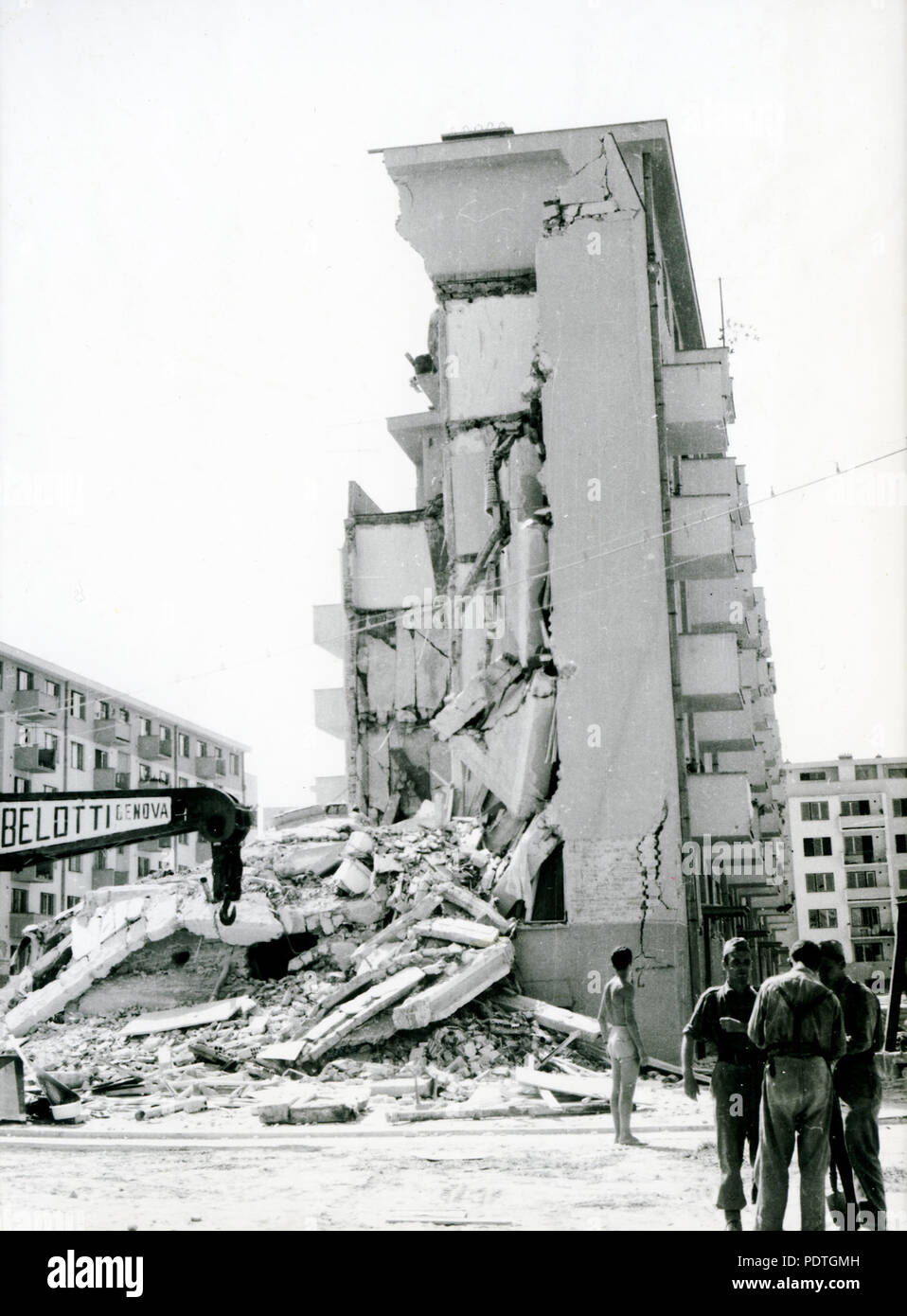 284 Rusena zgrada od skopskiot zemjotres vo 1963 Stock Photo - Alamy