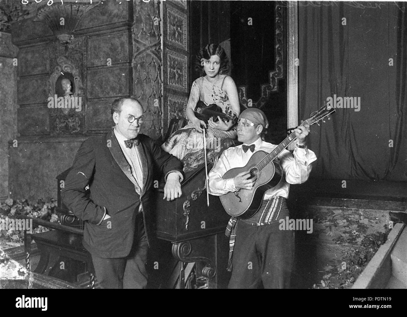 191 SLNSW 8696 The Capitols Wurlitzer organist and organ Fred Scholl ...