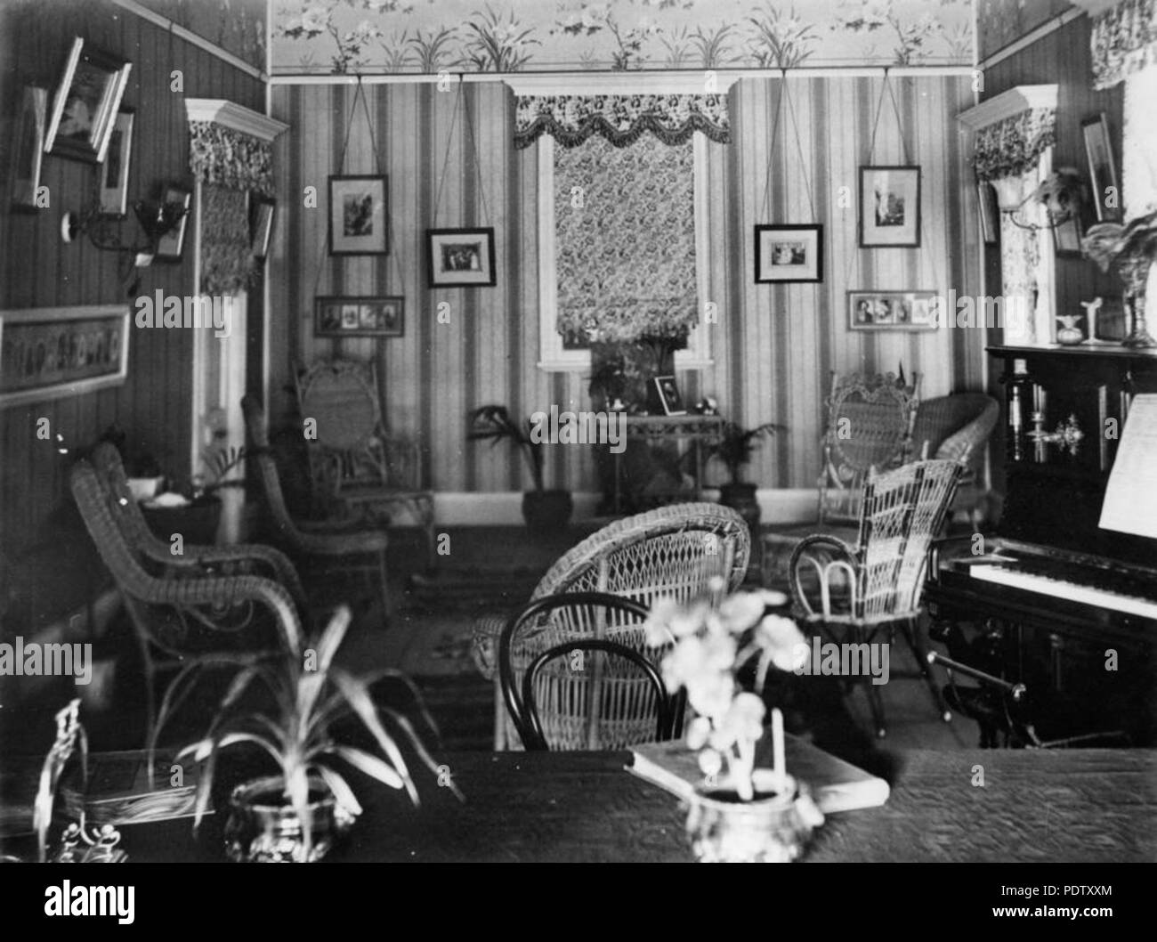 Victorian interior parlour hi-res stock photography and images - Alamy