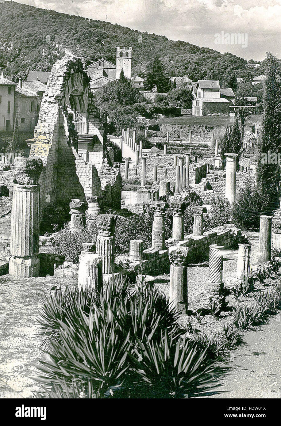 Ruines romaines hi-res stock photography and images - Alamy