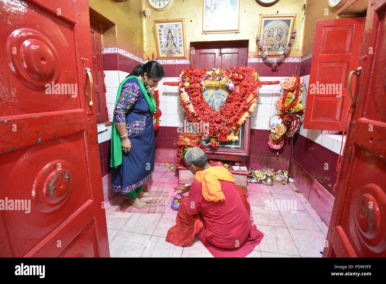 A hindu lady asks for Kali puja to the pujari at the Kankalitala mandir ...