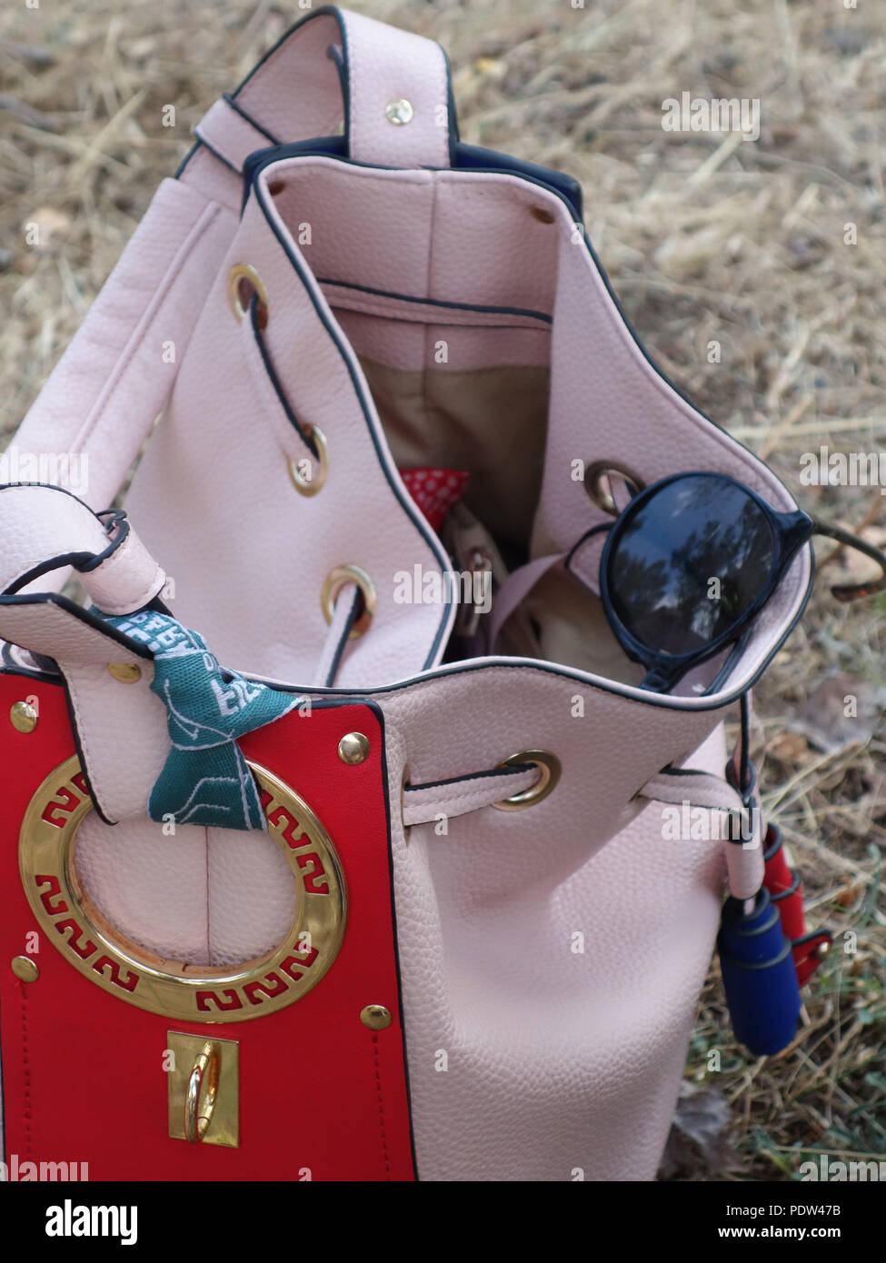 Womans handbag wide open hi-res stock photography and images - Alamy