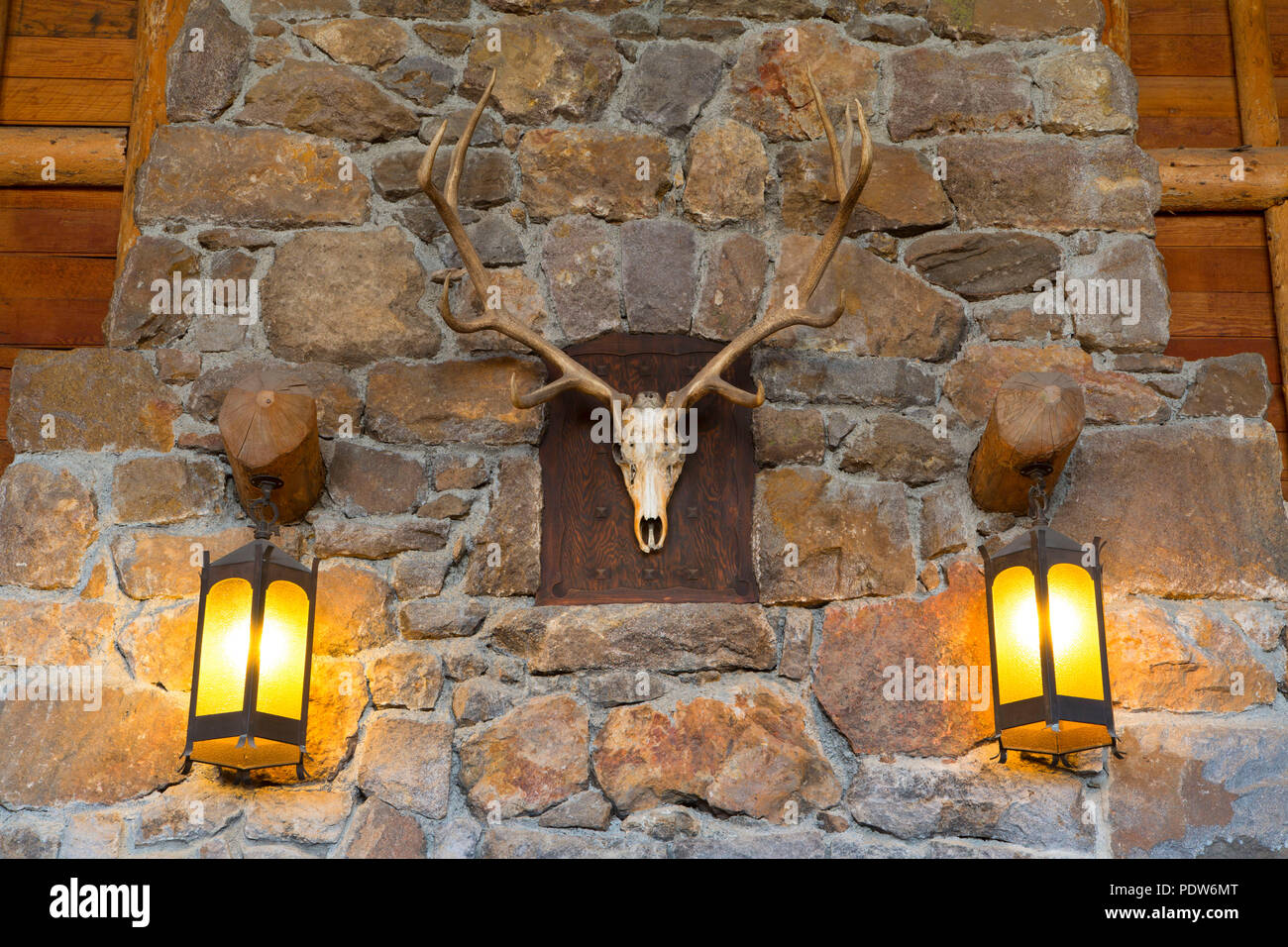 Yellowstone national park old faithful inn hi-res stock photography and ...