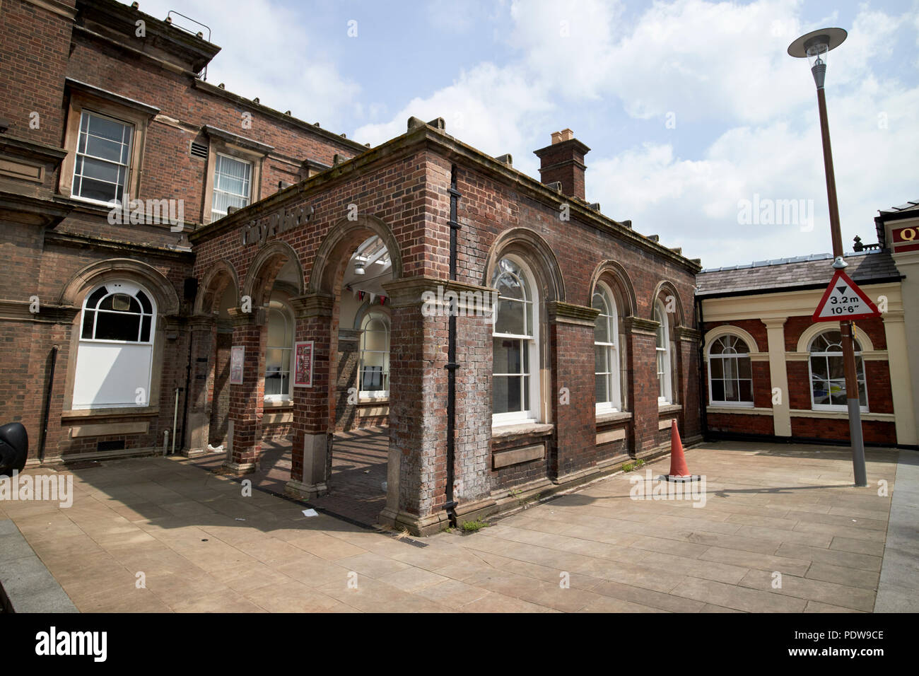 Chester railway station hi-res stock photography and images - Alamy