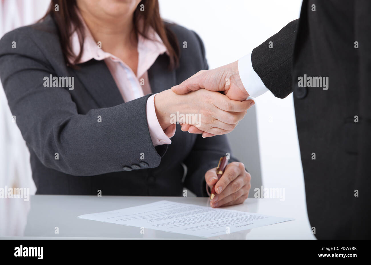 Two women business partner sign hi-res stock photography and images - Alamy