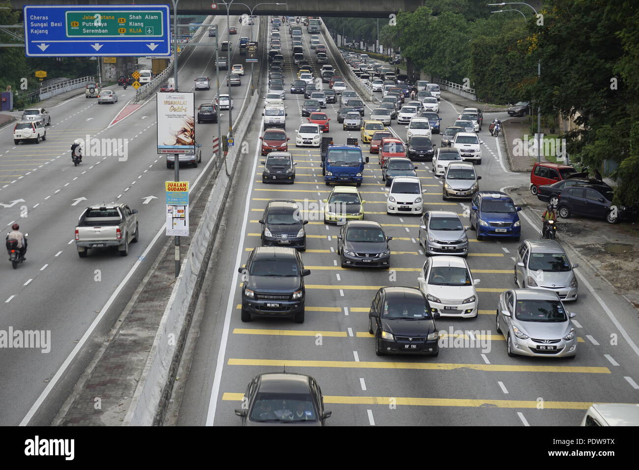 road bottleneck causing traffic crawl Stock Photo - Alamy