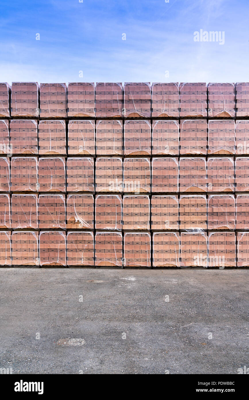 Loads of bricks hi-res stock photography and images - Alamy