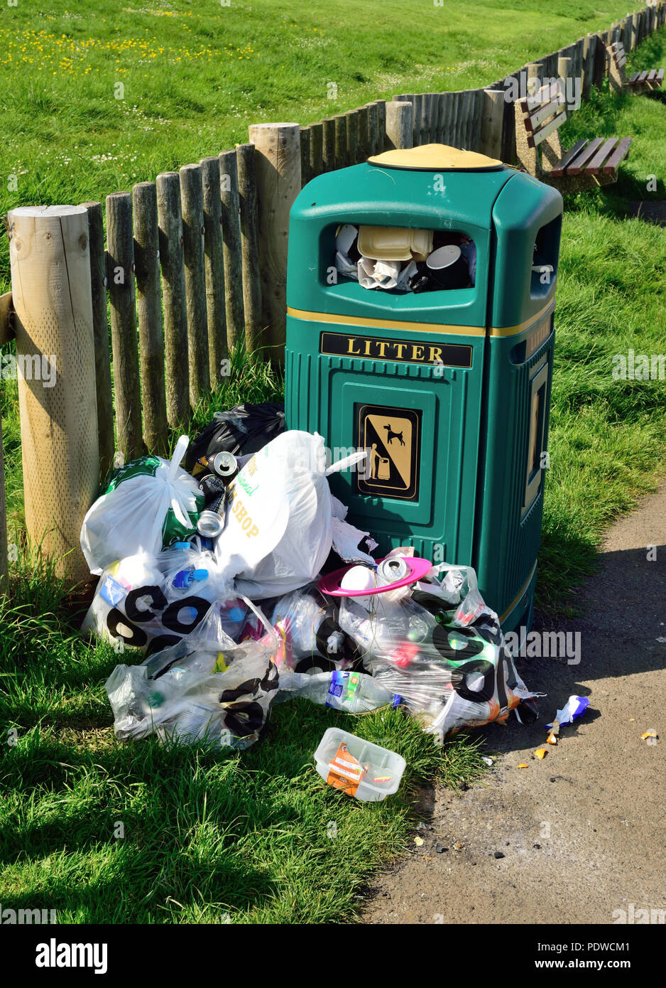 An overflowing litter bin Stock Photo - Alamy An overflowing litter bin Stock Photo - Alamy