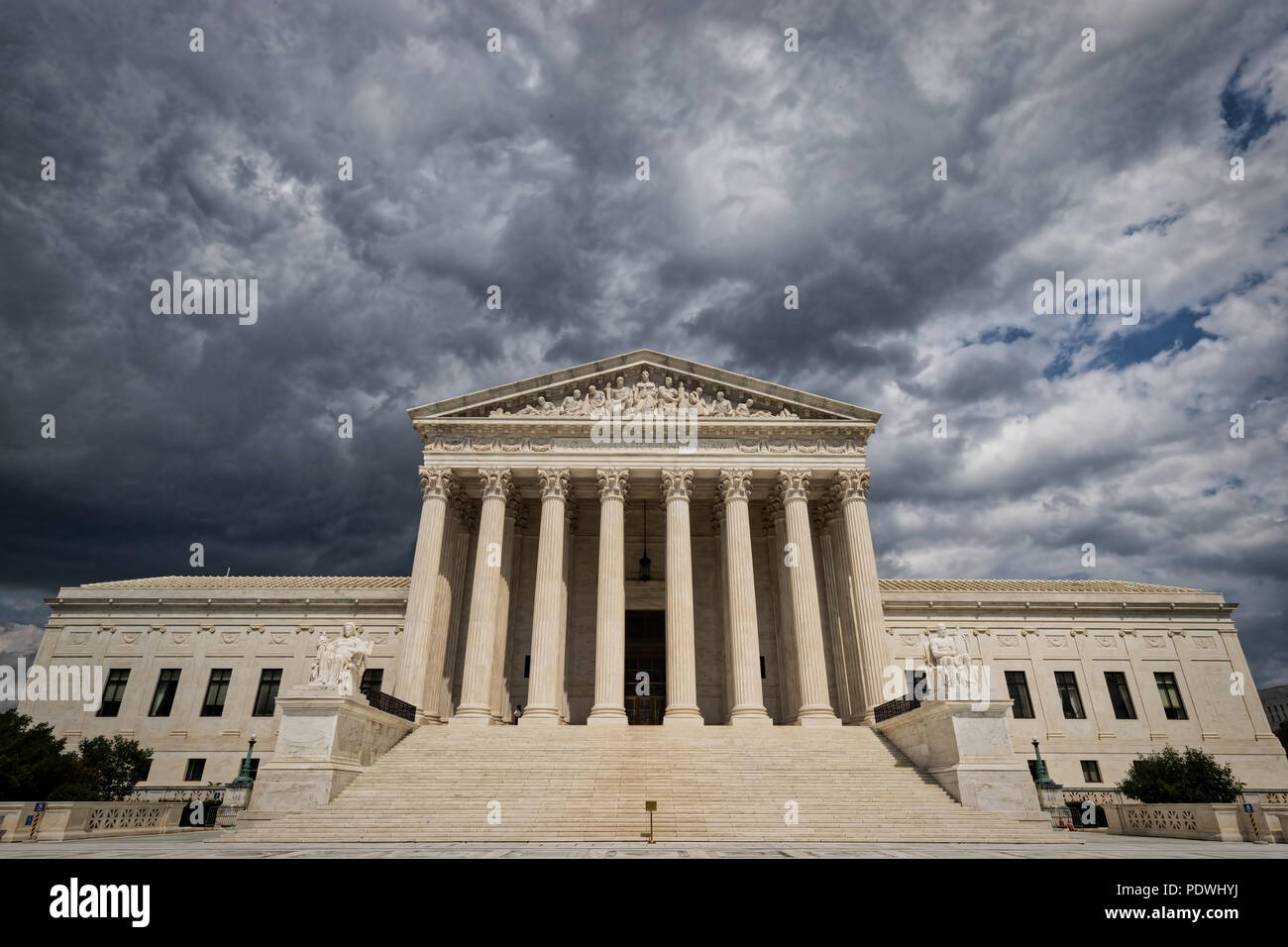 Us supreme court building hi-res stock photography and images - Alamy