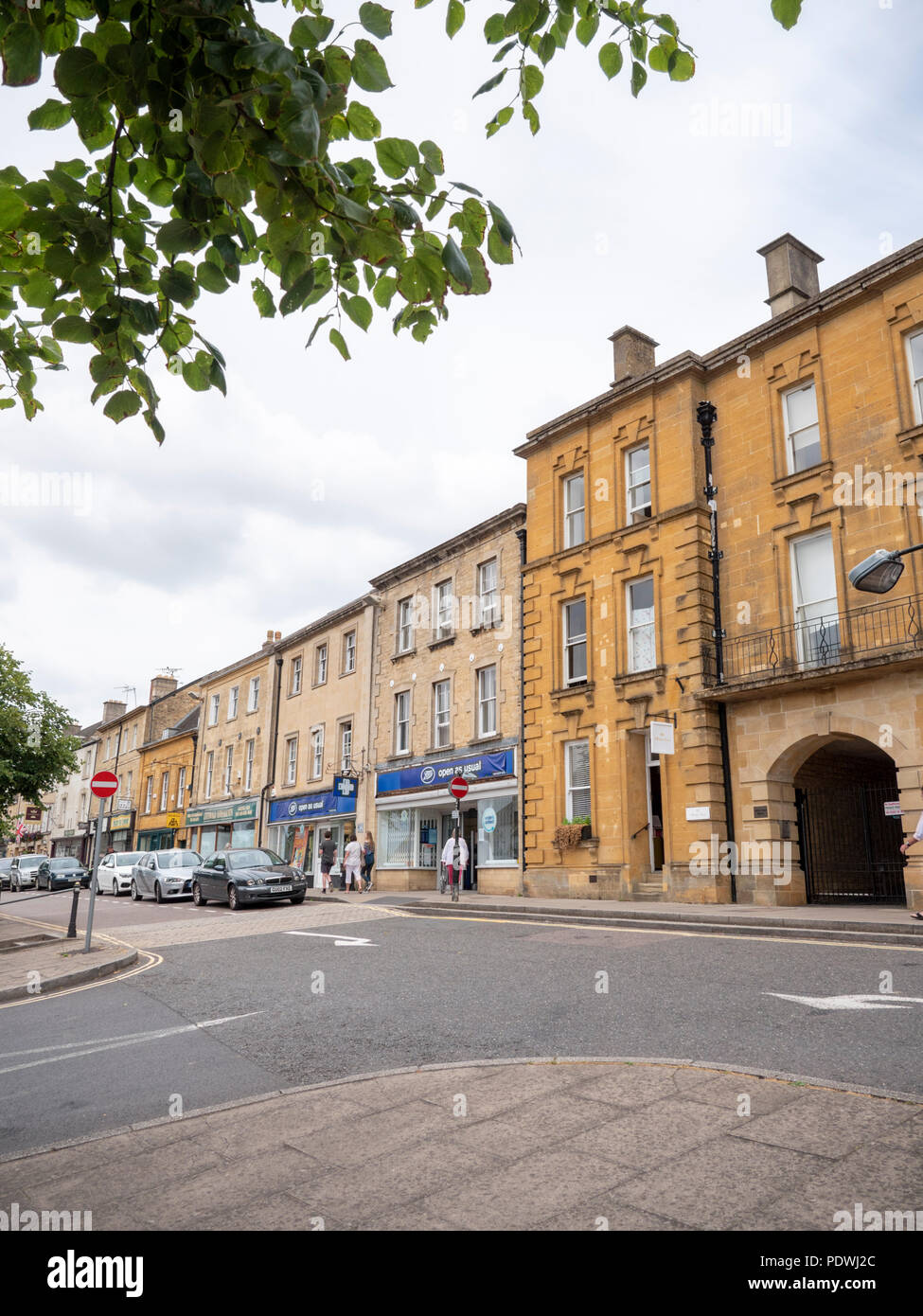 A street in the Cotswold town of Chipping Norton Oxfordshire, UK Stock ...