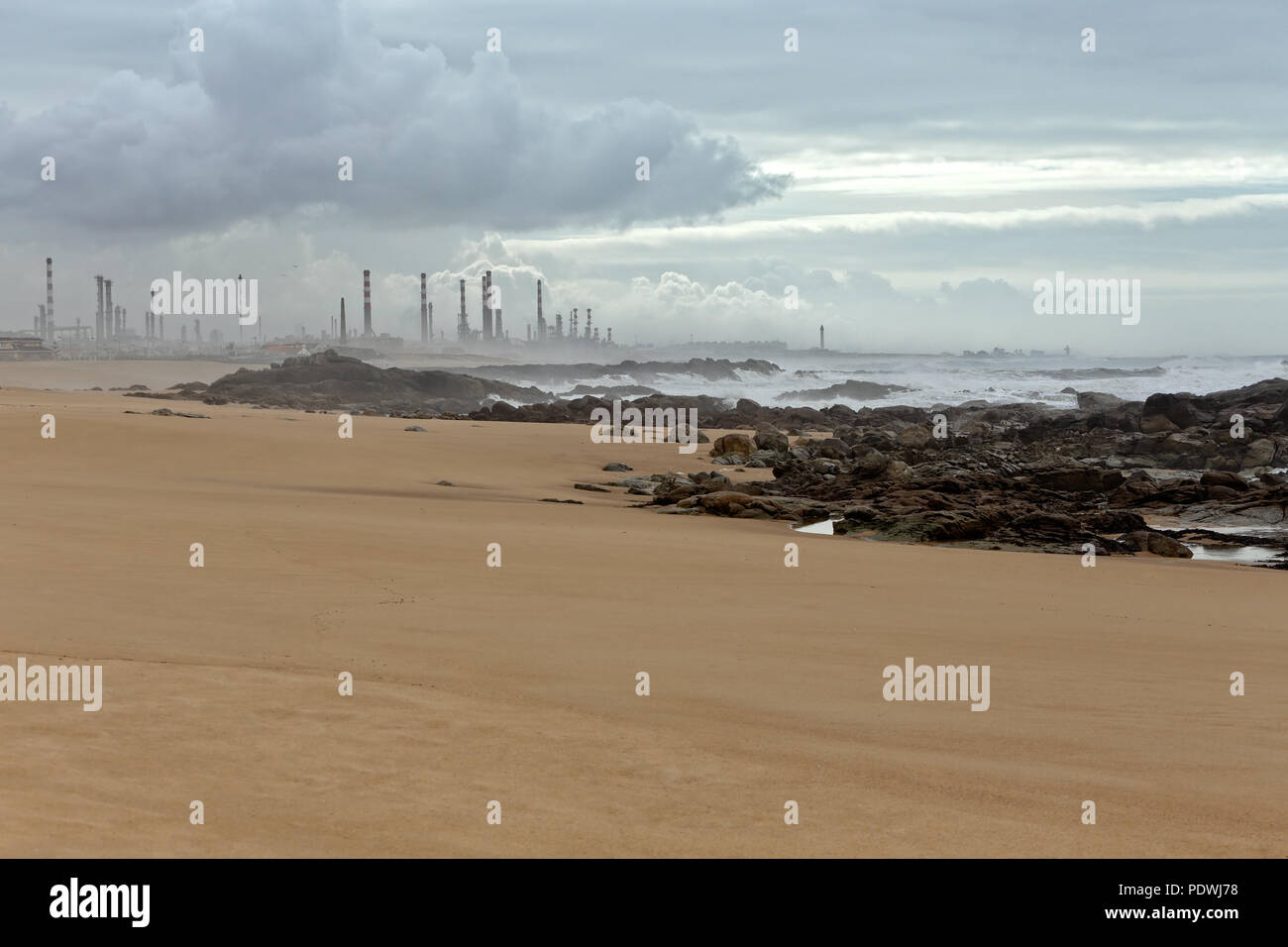 Oil sand refinery hi-res stock photography and images - Alamy