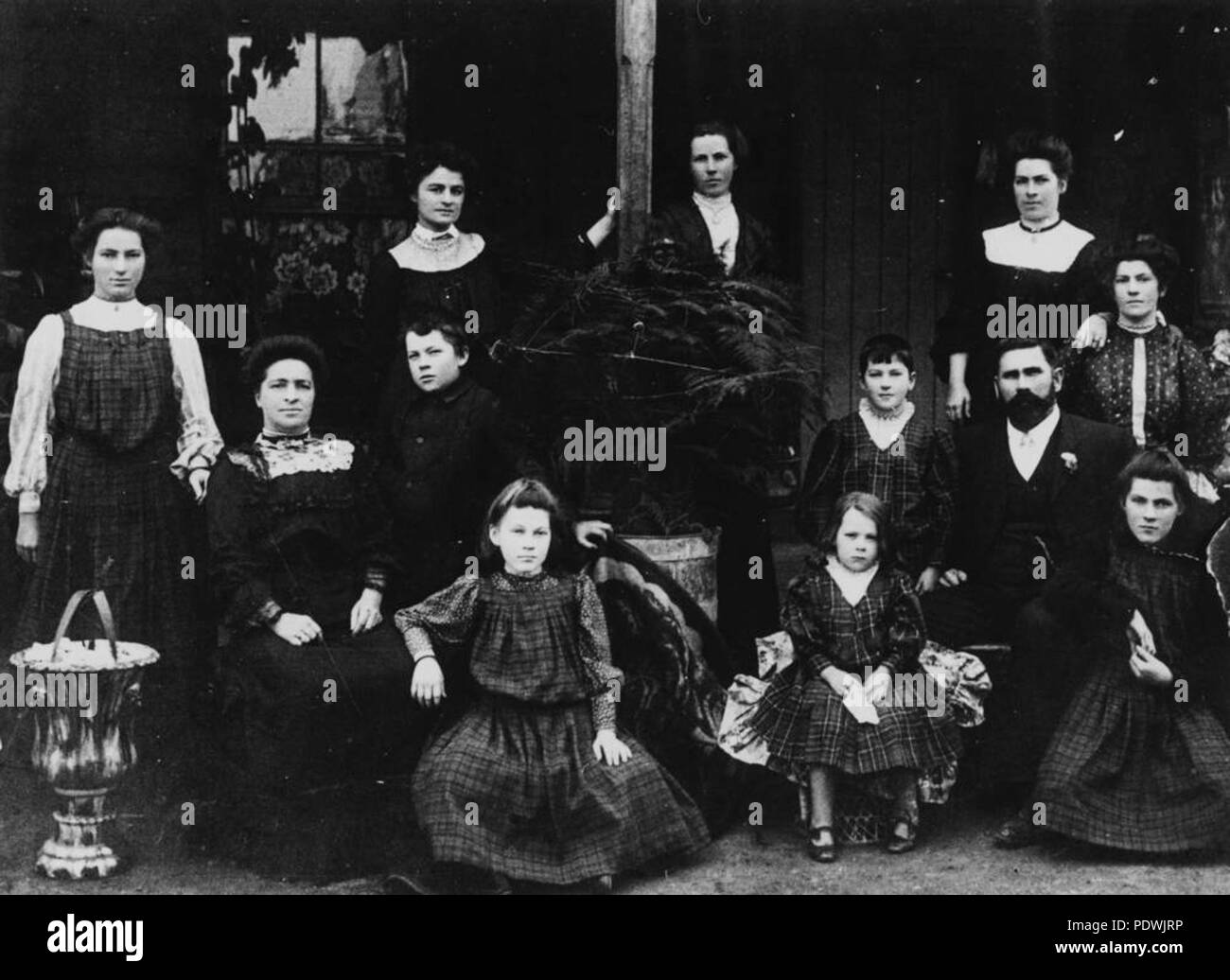 Family posing 1900 hi-res stock photography and images - Alamy